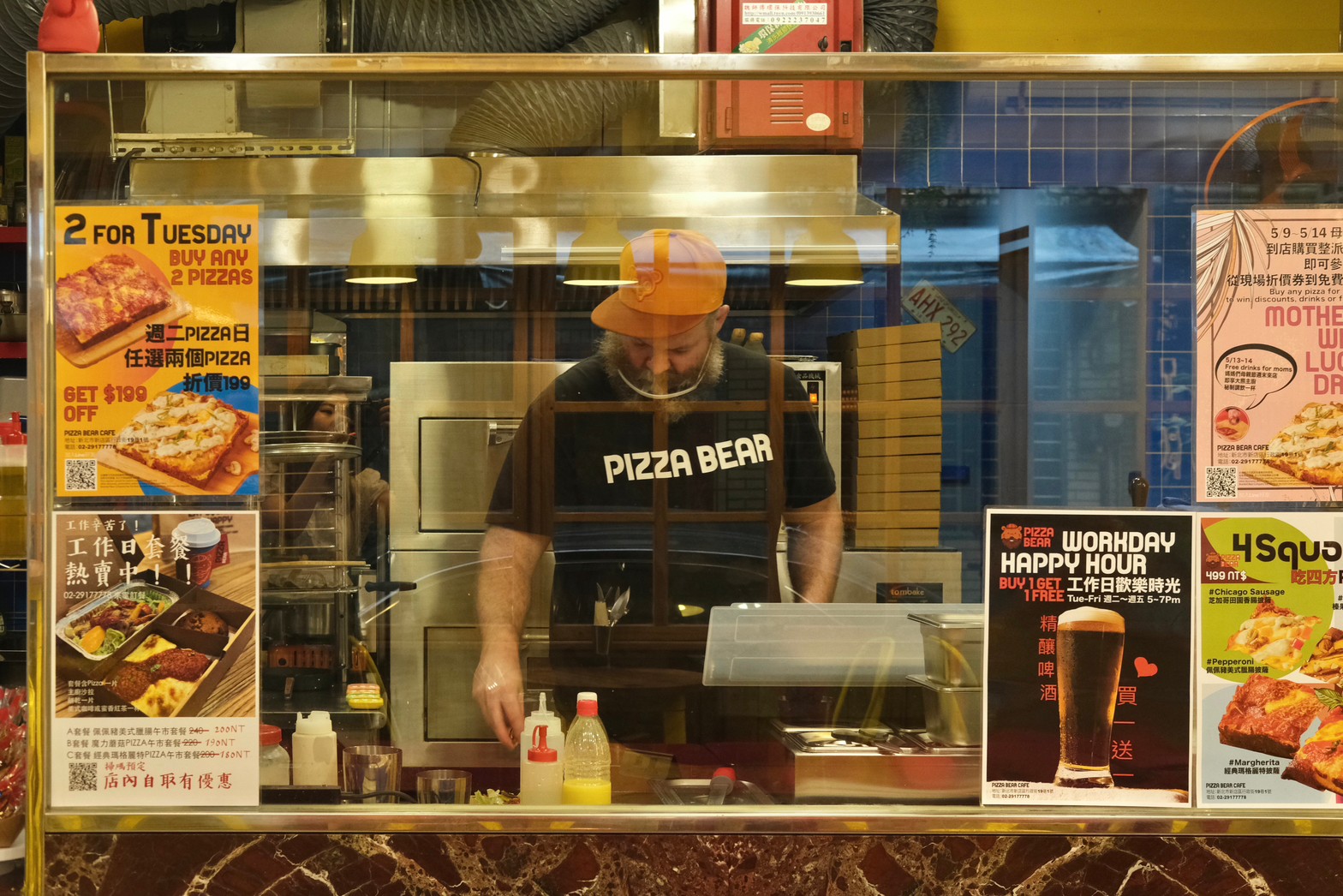 【台北美食】PIZZA BEAR CAFE｜隱身新店街頭的美式披薩專賣店，感受底特律風格的邪惡牽絲滋味! - 肉依小姐吃什麼